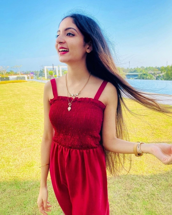 Actress Ishaani Krishna Stylish Stills Makes Wava in Instagram ...