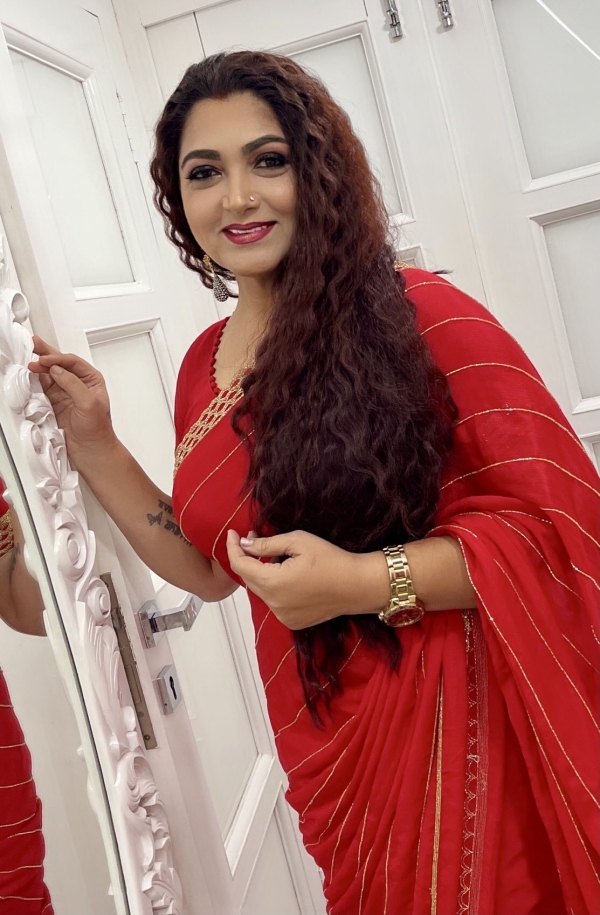 சிகப்பு சேலையில் செழிப்பா இருக்கும் குஷ்பு.. வைரலாகும் லேட்டஸ்ட் பிக்ஸ் ...