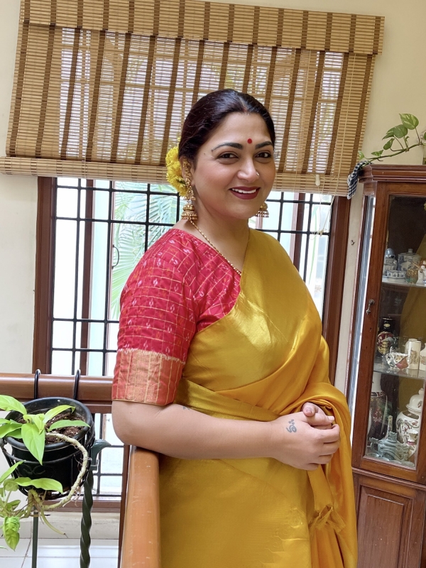 சிகப்பு சேலையில் செழிப்பா இருக்கும் குஷ்பு.. வைரலாகும் லேட்டஸ்ட் பிக்ஸ் ...