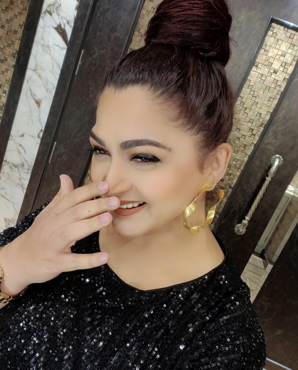 சிகப்பு சேலையில் செழிப்பா இருக்கும் குஷ்பு.. வைரலாகும் லேட்டஸ்ட் பிக்ஸ் ...