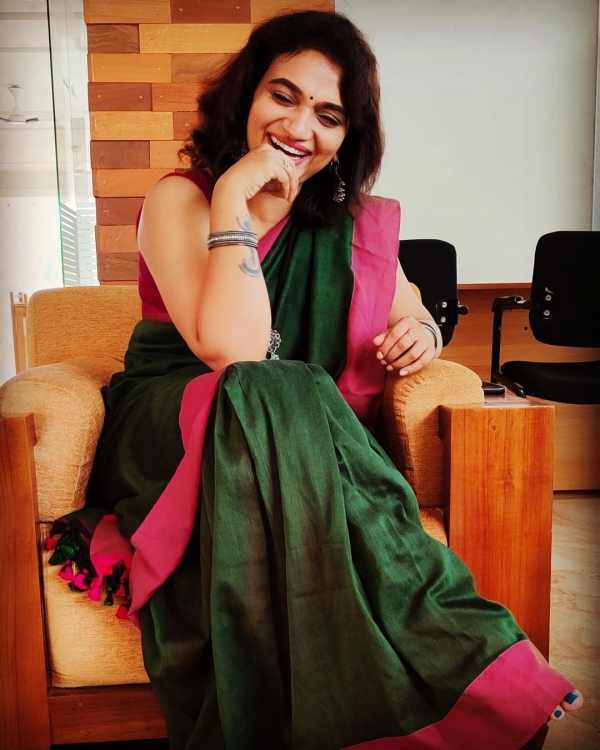 Actress Krishna Prabha in Saree, New Glamorous Pics Goes Viral ...