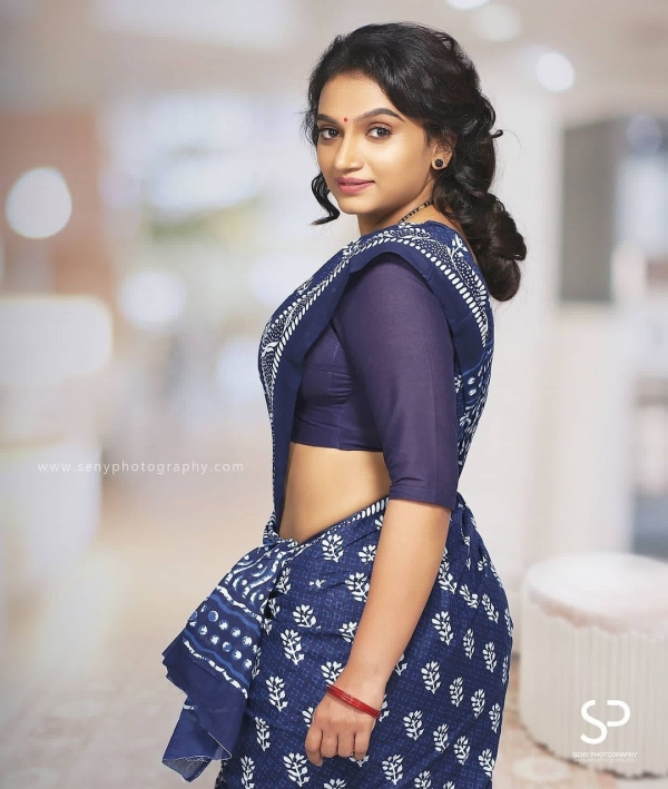 Actress Krishna Prabha in Saree, New Glamorous Pics Goes Viral | നീലസാരിയില്‍ ഗ്ലാമറസായി കൃഷ്ണ ...