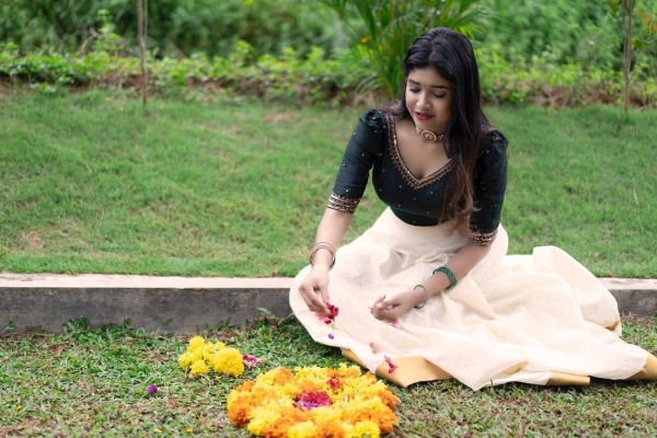 Actress-Model Alasandra Johnson in Black Dress, See Actress's Glamour ...