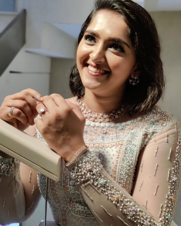 Actress Sanusha's New Stylish Exective Look Viral | കോട്ടും സ്യൂട്ടും ...