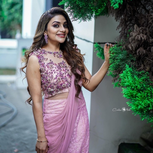 Actress-Singer Rimi Tomy's New Look Viral, See Actress's Saree Stills ...