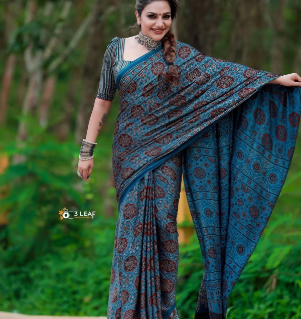 Actress-Singer Rimi Tomy's New Look Viral, See Actress's Saree Stills ...