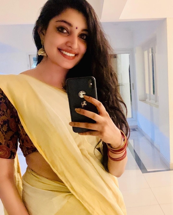 Bigg Boss Malayalam Fame Rithu Manthra in Black Saree, See Viral Stills ...