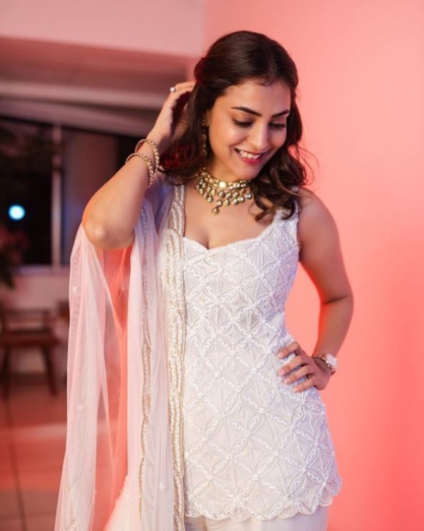 అందాల ఆరబోతలో ఓ రేంజ్‌లో రెచ్చిపోయిన నిషా అగర్వాల్: బిడ్డకు తల్లైనా ...