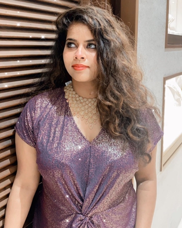 Oru Adaar Love Story Fame Michelle Ann Daniel Stunning Clicks in Black ...