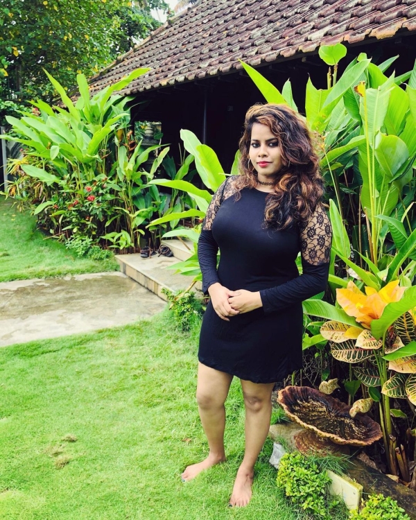 Oru Adaar Love Story Fame Michelle Ann Daniel Stunning Clicks in Black ...