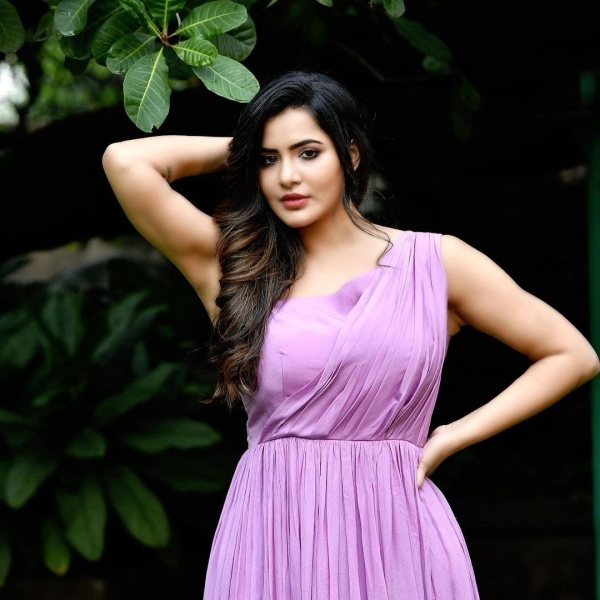 RGV చెంప పగలగొట్టేసిన అషు రెడ్డి అందాల ఆరబోత.. అందుకే వర్మ అలా ...