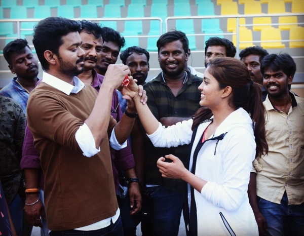 These BTS Pictures Of Vijay, Nayanthara And Atlee From Bigil Sets ...