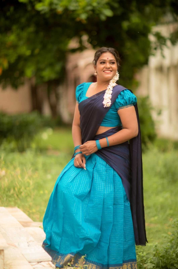 பாவாடை தாவணியில் விஜே அகல்யா... நியூ போட்டோஷூட்! | VJ Akalya Venkatesan ...