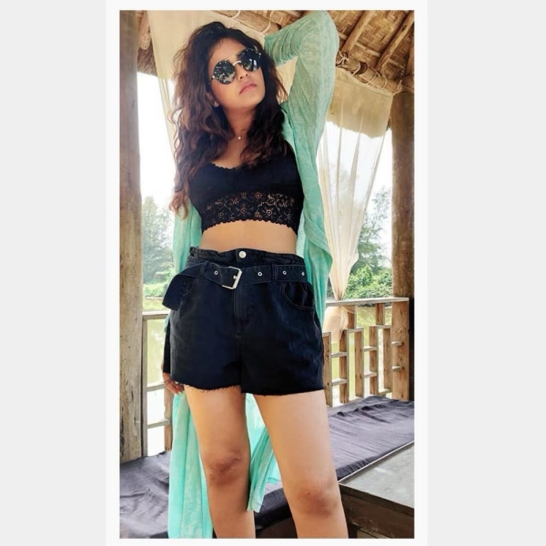 குட்டி ட்ரவுஸர்... க்ராப் டாப்... படு மாடர்ன் லுக்கில்.. ஆளே மாறிப்போன ...