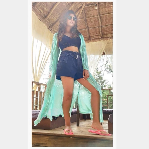 குட்டி ட்ரவுஸர்... க்ராப் டாப்... படு மாடர்ன் லுக்கில்.. ஆளே மாறிப்போன ...