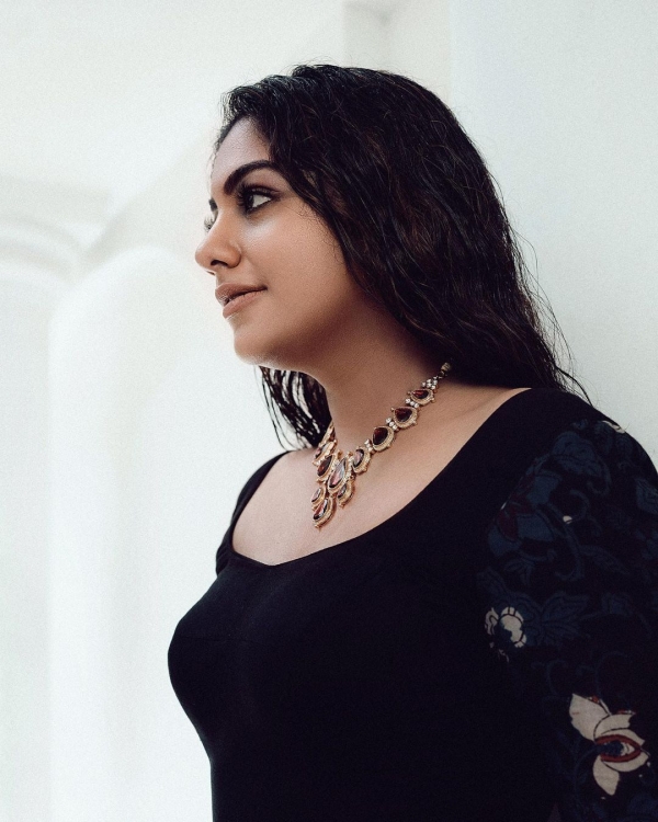 Actress Meera Nandan New Glamorous Look Viral | കറുപ്പിനഴക് ഓ ...