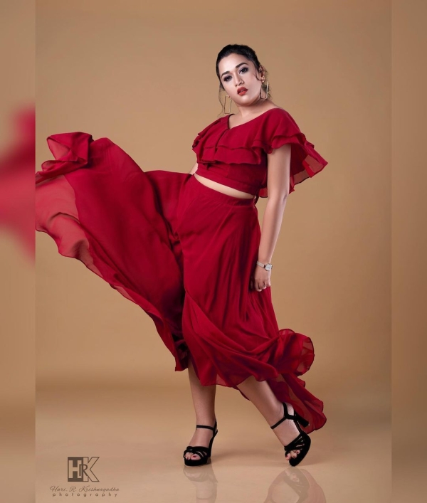 Actress Parvathy R Krishna in Wine Red, See Pics | സ്റ്റൈലൻ ലുക്കിൽ പാ ...