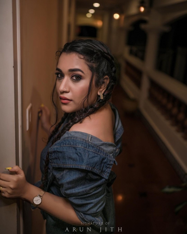 Actress Parvathy R Krishna in Wine Red, See Pics | സ്റ്റൈലൻ ലുക്കിൽ പാ ...