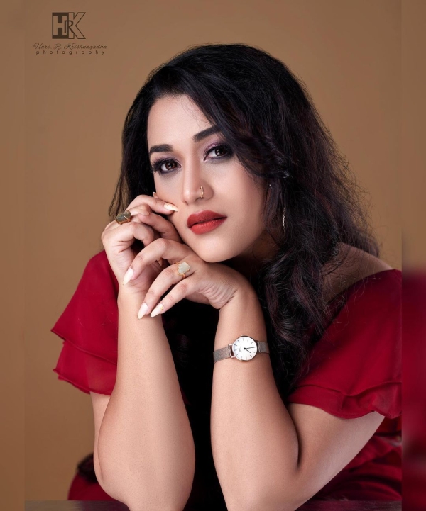 Actress Parvathy R Krishna in Wine Red, See Pics | സ്റ്റൈലൻ ലുക്കിൽ പാ ...