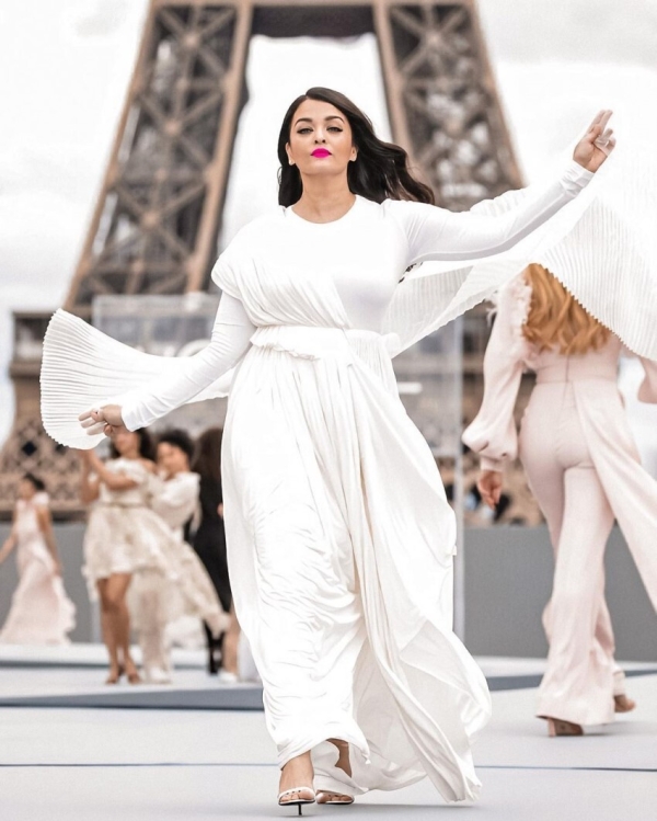 Aishwarya Rai Bachchan walk the ramp for Paris Fashion Week