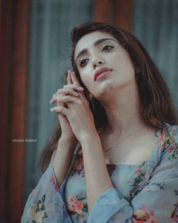 Angel Thomas New Glamorous Clicks Viral On Social Media | സ്റ്റൈല ...