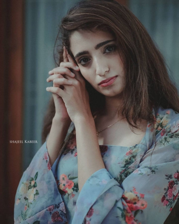 Angel Thomas New Glamorous Clicks Viral On Social Media | സ്റ്റൈല ...