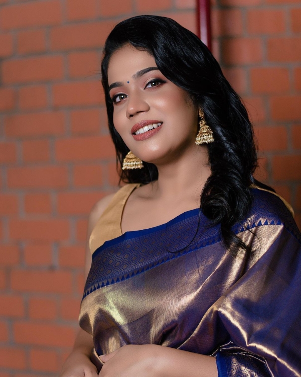 Asianet Serial Actress Athira Madhav Looking Gorgeous In Blue Pattu ...