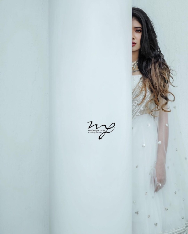 Glamorous Alasandra Johnson's White Outfit Clicks Goes Viral | കിടില ...