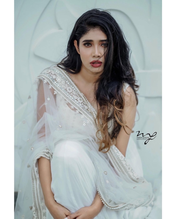 Glamorous Alasandra Johnson's White Outfit Clicks Goes Viral | കിടില ...