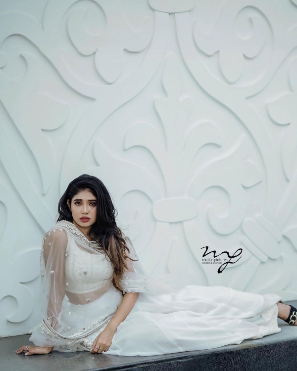 Glamorous Alasandra Johnson's White Outfit Clicks Goes Viral | കിടില ...