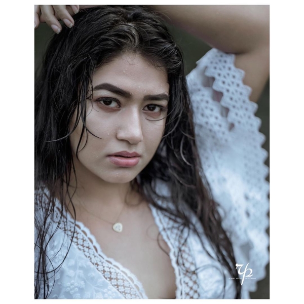 Glamorous Grace Antony Latest Stlls Viral | ഗ്രേസ് ആന്റണിയുടെ ...