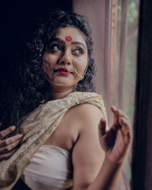 Model And Actress Hima Shankar New Glamour Clicks, See More | ആളാകെ ...