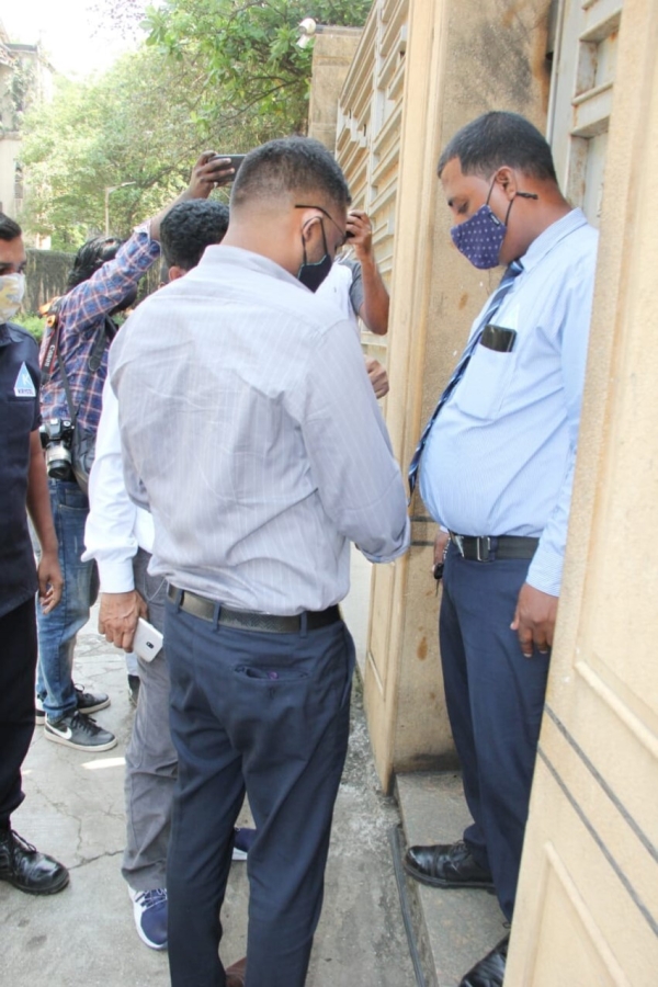 NCB Raid Shahrukh Khan's Residence Mannat In Mumbai