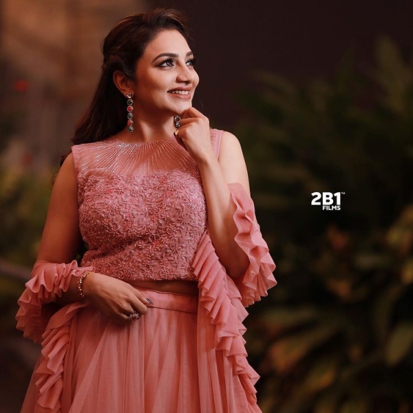 Rimi Tomy's Latest photoshoot Went Viral | ഏത് വേഷത്തിലും റിമി ...