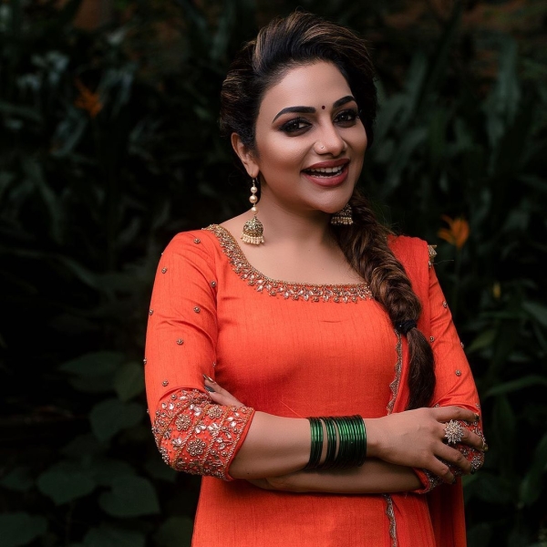 Singer Rimi Tomy New Stylish Clicks In Red Outfit | കൂടുതൽ സുന്ദരിയായി ...