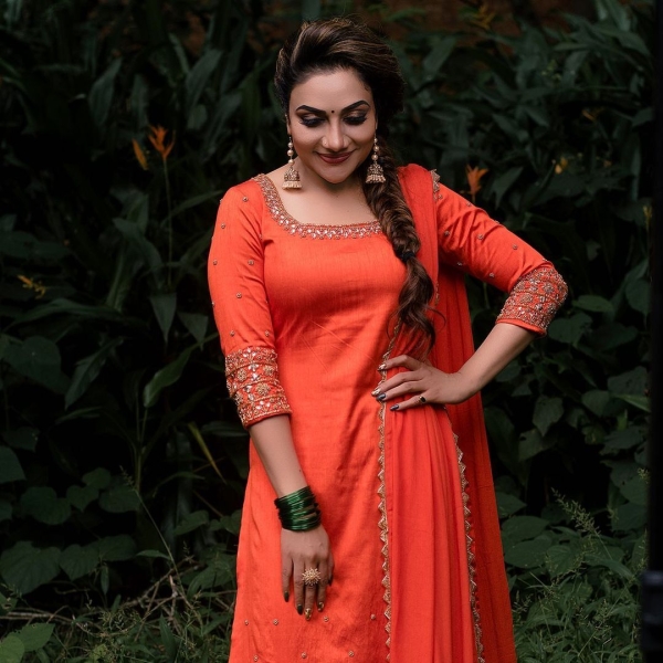 Singer Rimi Tomy New Stylish Clicks In Red Outfit | കൂടുതൽ സുന്ദരിയായി ...