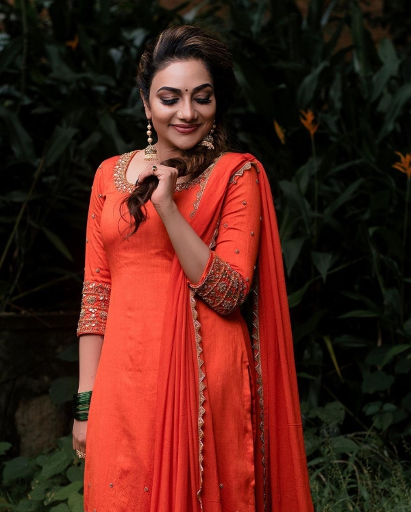 Singer Rimi Tomy New Stylish Clicks In Red Outfit | കൂടുതൽ സുന്ദരിയായി ...