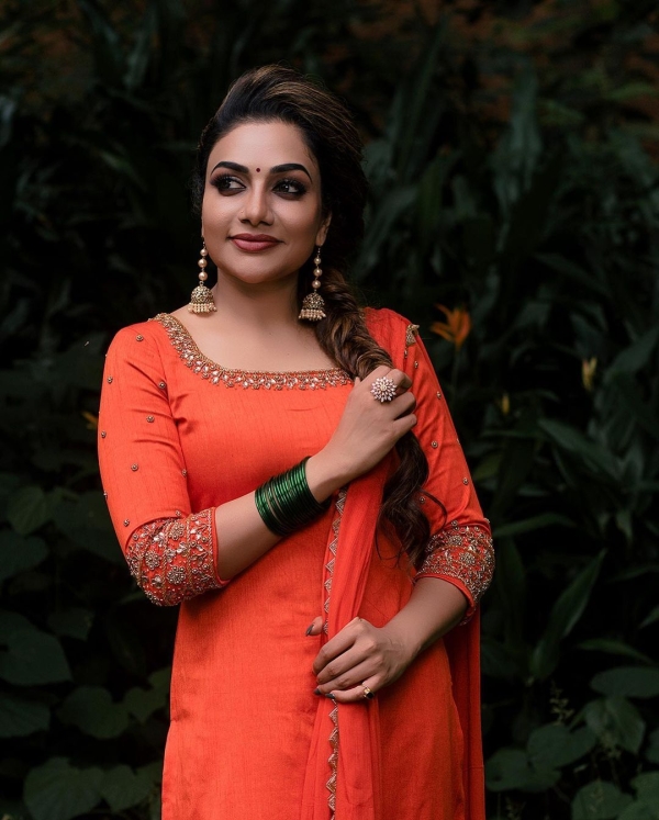 Singer Rimi Tomy New Stylish Clicks In Red Outfit | കൂടുതൽ സുന്ദരിയായി ...