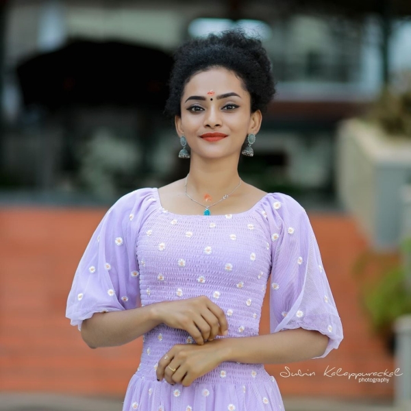 Actress Anna Chacko New Stylish Stills, See Pics | സിംപിൾ ആൻഡ് ക്യൂട്ട് ...