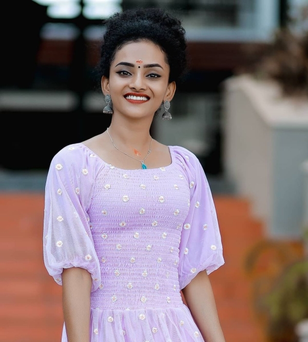 Actress Anna Chacko New Stylish Stills, See Pics | സിംപിൾ ആൻഡ് ക്യൂട്ട് ...