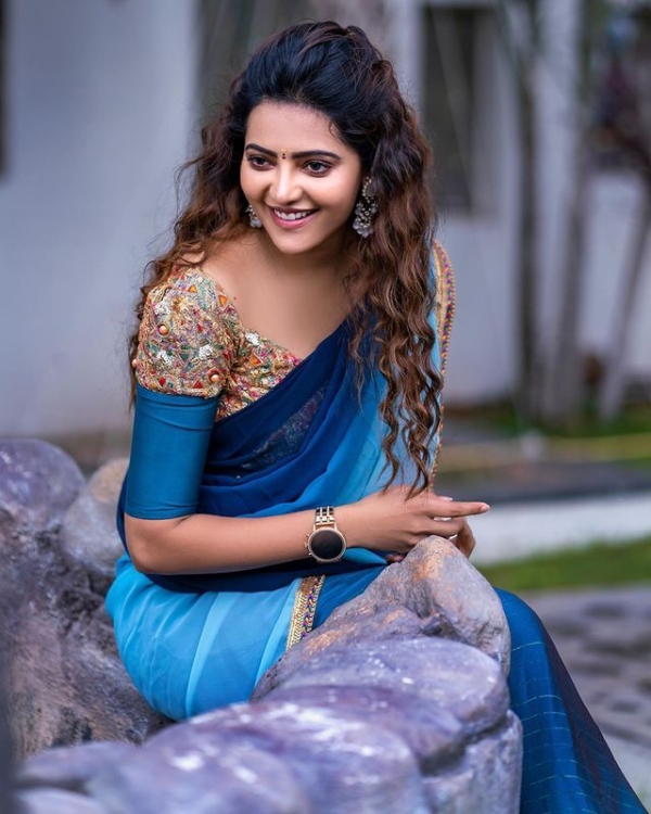 பாவாடை தாவணியில் எப்படி இருக்கேன்... இளசுகளை ஏங்க வைக்கும் அதுல்யா ரவி ...