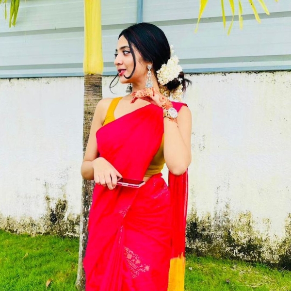 Actress Nandhana Varma in Red Saree, See Stills | എന്നാണ് ...