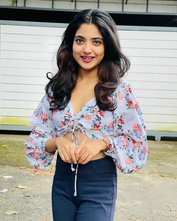 Actress Nandhana Varma in Red Saree, See Stills | എന്നാണ് ...