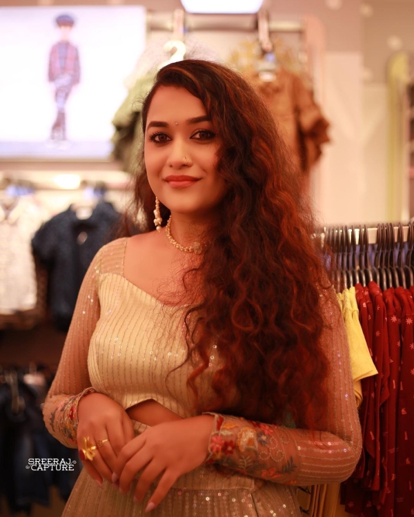 സ്റ്റൈലൻ ലുക്കിൽ പാർവതി, ചിത്രം കാണാം | Actress Parvathy R Krishna New ...