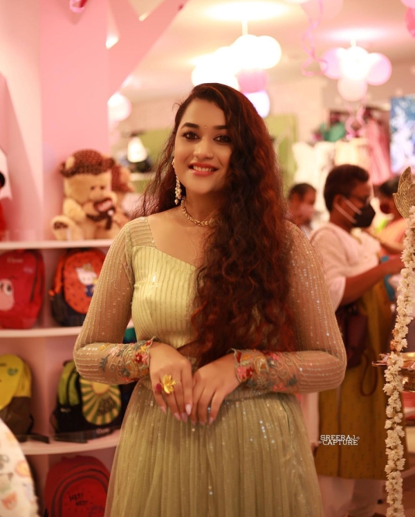 സ്റ്റൈലൻ ലുക്കിൽ പാർവതി, ചിത്രം കാണാം | Actress Parvathy R Krishna New ...