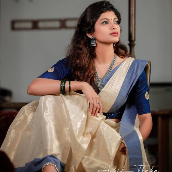 Actress Shruthi Rajanikanth Looking Gorgeous In Traditional Look ...