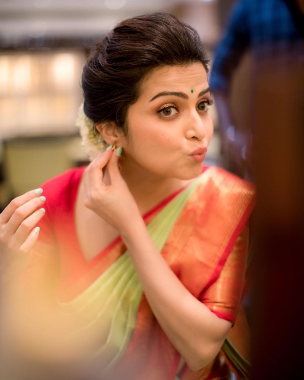 சேலையில் என்னவொரு அழகு.. பிரபல தொகுப்பாளினியை பார்த்து உச்சுக்கொட்டும் ...