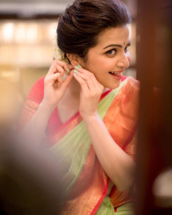 சேலையில் என்னவொரு அழகு.. பிரபல தொகுப்பாளினியை பார்த்து உச்சுக்கொட்டும் ...