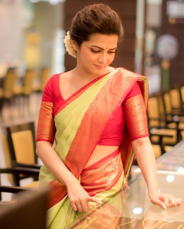 சேலையில் என்னவொரு அழகு.. பிரபல தொகுப்பாளினியை பார்த்து உச்சுக்கொட்டும் ...