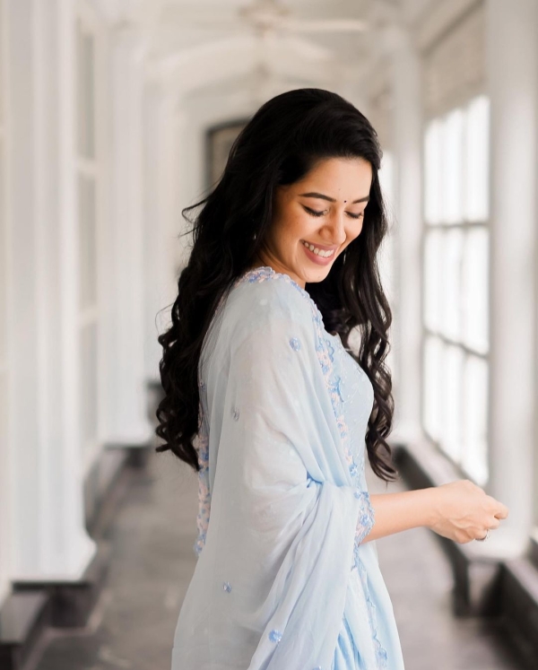 ஹாட்ரிக் அடித்த மிருணாளினி ரவி.. சந்தோஷத்தில் எப்படி சிரிக்கிறாங்க ...